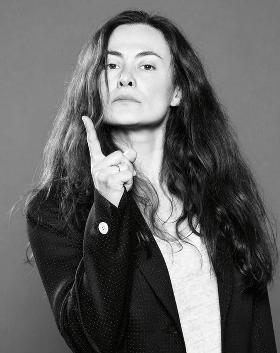 Die Schauspielerin Idil Üner im Interview ohne Worte - SZ Magazin