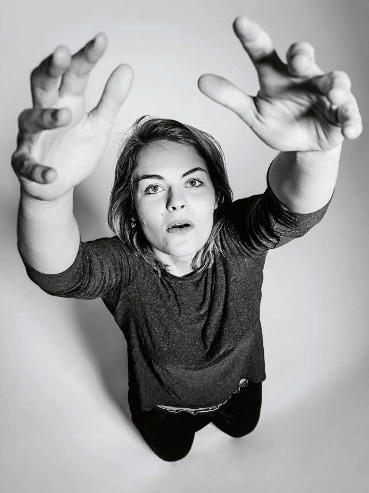 Hazel Brugger im Interview ohne Worte - SZ Magazin