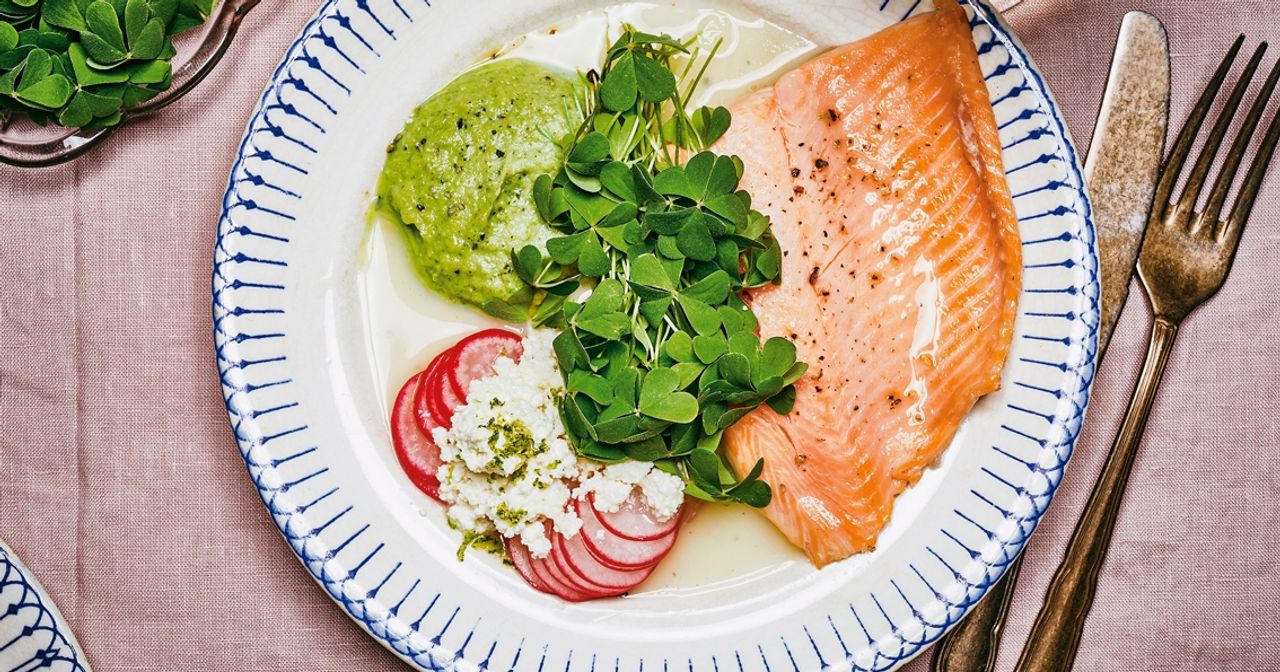 Pochiertes Forellenfilet mit Molke und Stangensellerie - SZ Magazin