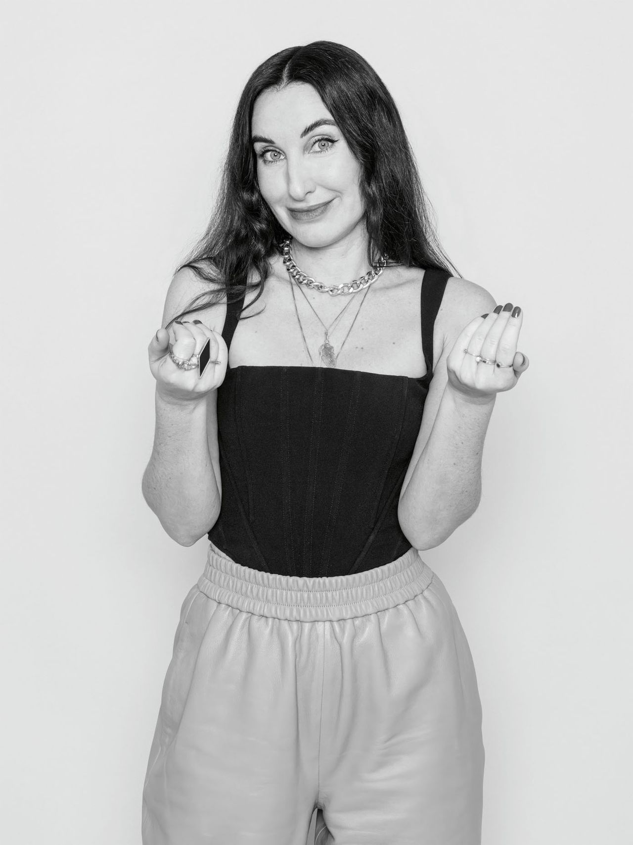 Die Schriftstellerin Mirna Funk im Interview ohne Worte - SZ Magazin