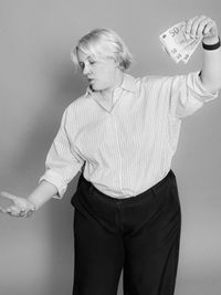 Die Autorin und Dramatikerin Anne Rabe im Interview ohne Worte - SZ Magazin