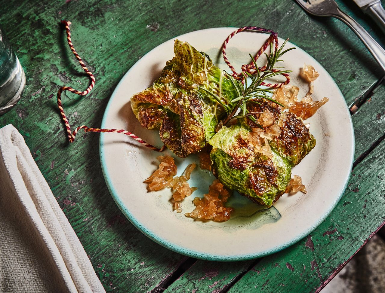 Wirsing-Rouladen mit Seitan und karamellisierten Zwiebeln - SZ Magazin