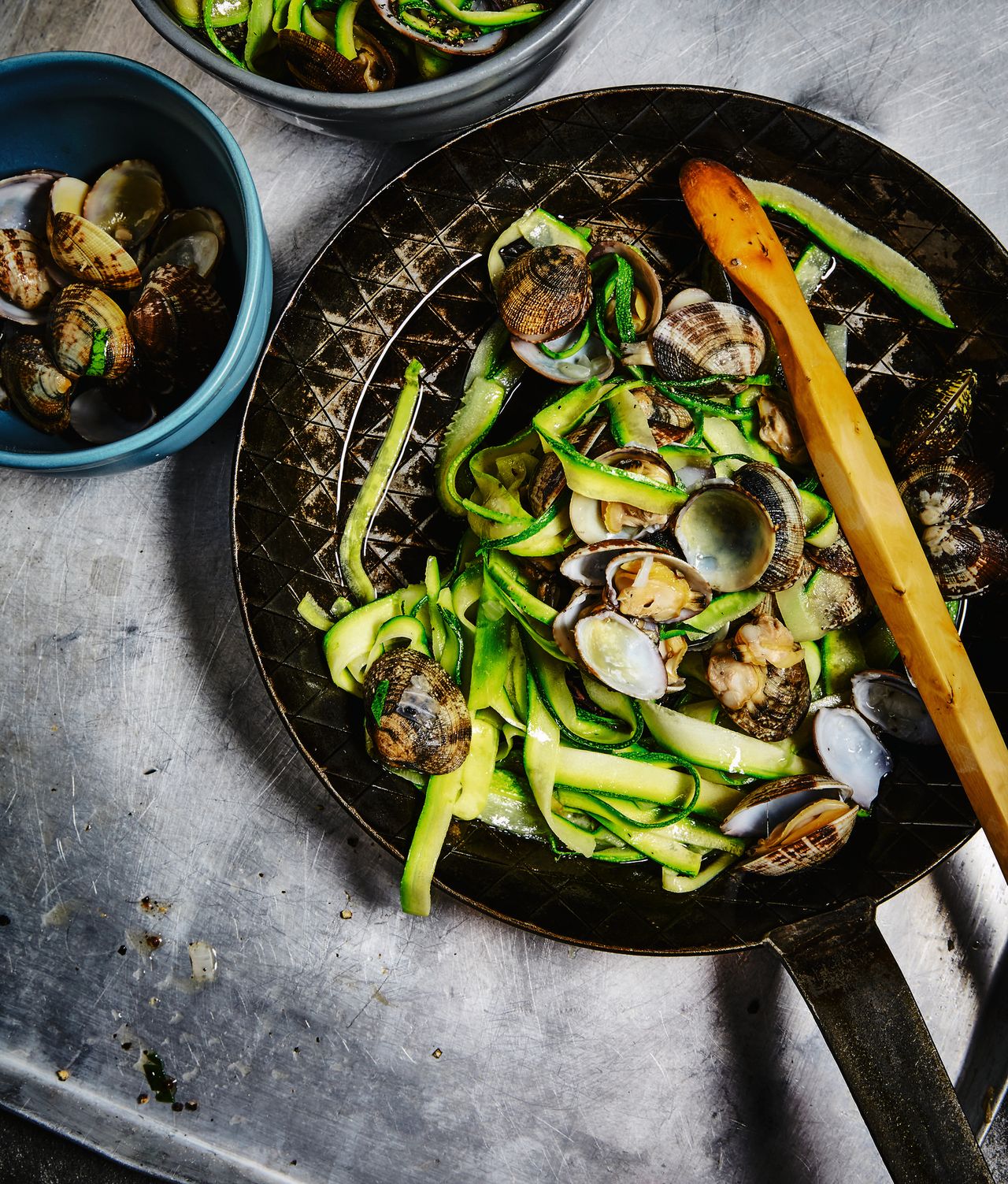 Rezept: Venusmuscheln mit Zucchininudeln - SZ Magazin
