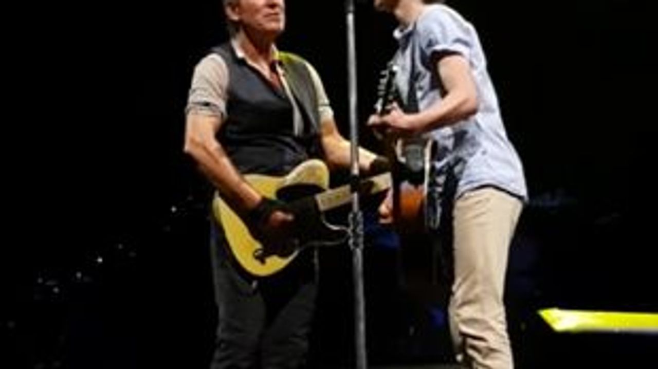 Bruce Springsteen singt mit Fan auf der Bühne - SZ Magazin