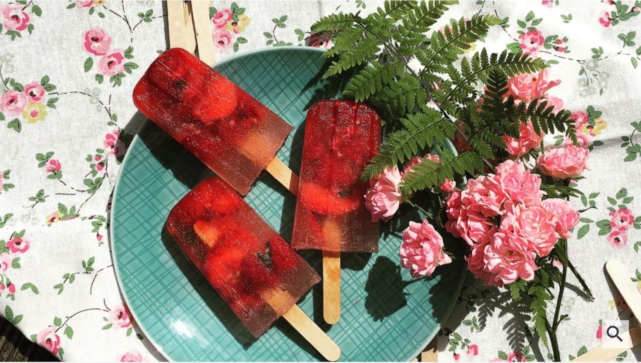 Steckerleis mit Roséwein, Aperol und Beeren - SZ Magazin