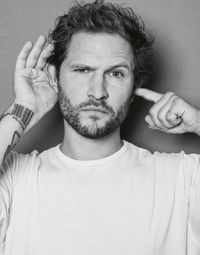 Der Schauspieler Johann Scheerer im Interview ohne Worte - SZ Magazin