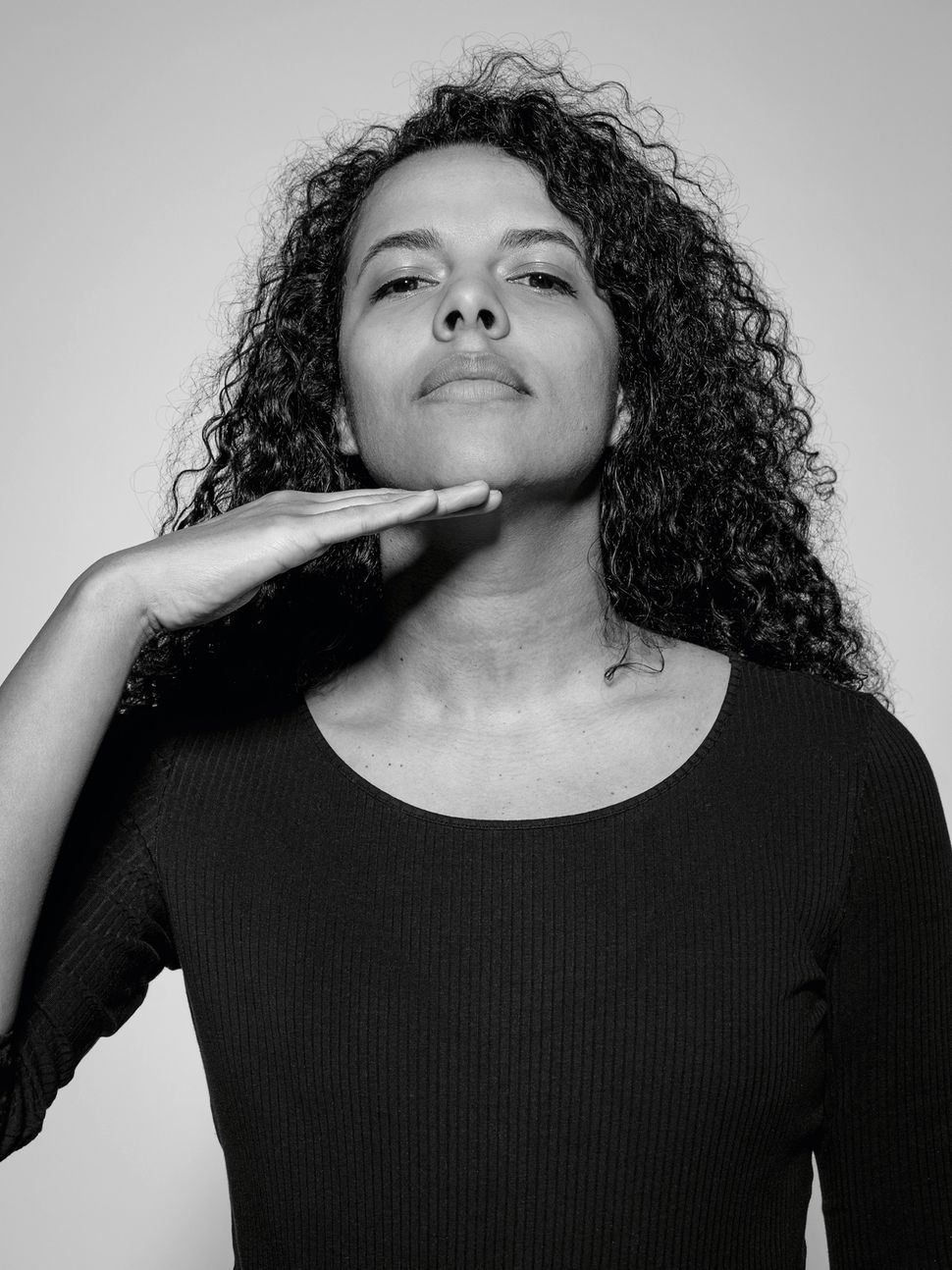 Alice Hasters: Die Autorin im Interview ohne Worte - SZ Magazin