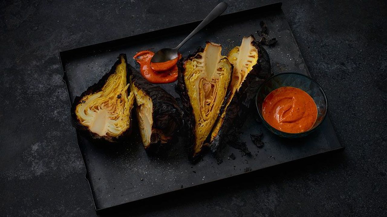 Schwarz gerösteter Spitzkohl mit Chili-Limetten-Sauce - SZ Magazin