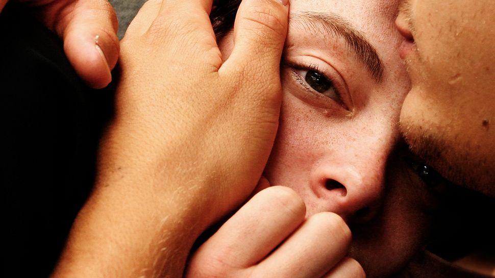 Verlustangst überwinden und sich fallenlassen in Beziehungen. So ...